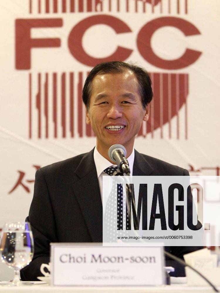 (131125) -- SEOUL, Nov. 25, 2013 (Xinua) -- Choi Moon-soon, governor of Gangwon-Province, delivers