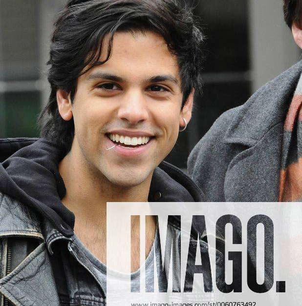 Der Schauspieler Daniel Popat (Cem) posiert am 27.11.2013 am Set des ...