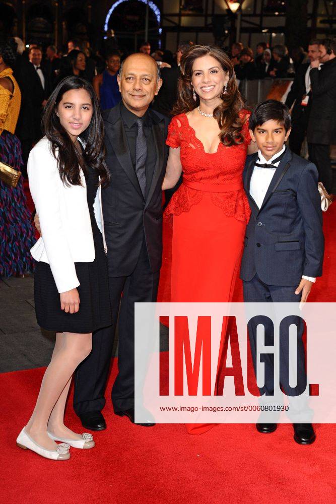 Anant Singh und Gattin Vanashree Singh mit Kindern bei der Premiere des ...