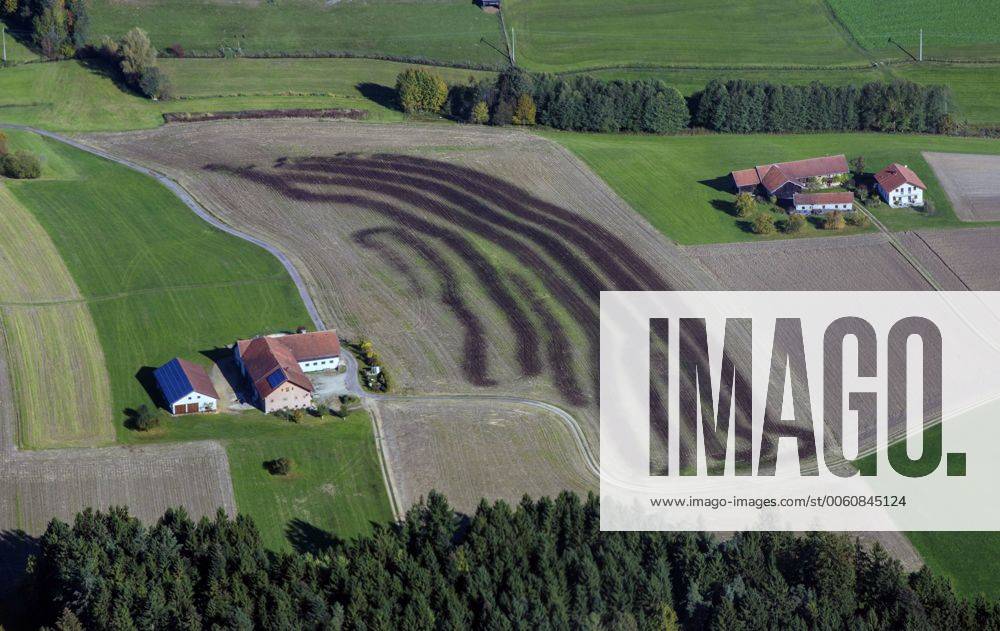 Blick auf ein mit Guelle geduengtes Feld, Deutschland, Bayern aerial ...