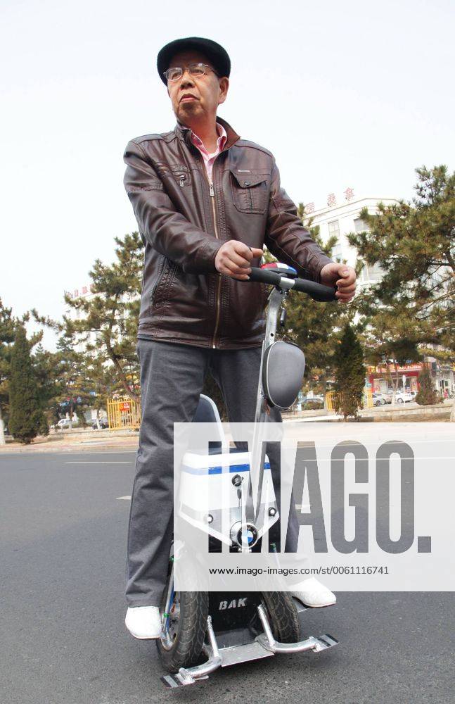 WEIHAI, Feb. 23, 2014 Retired electrical engineer Ming Shijie tries his ...