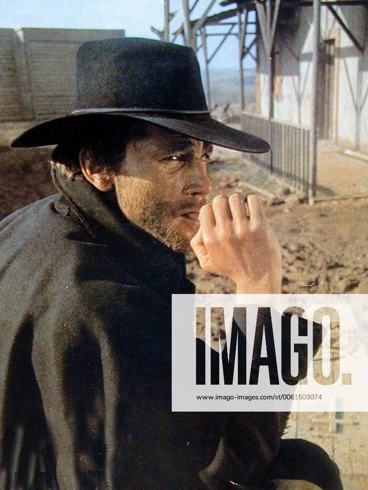 Franco Nero Django (Franco Nero) will den Kampf gegen die Banditen ...