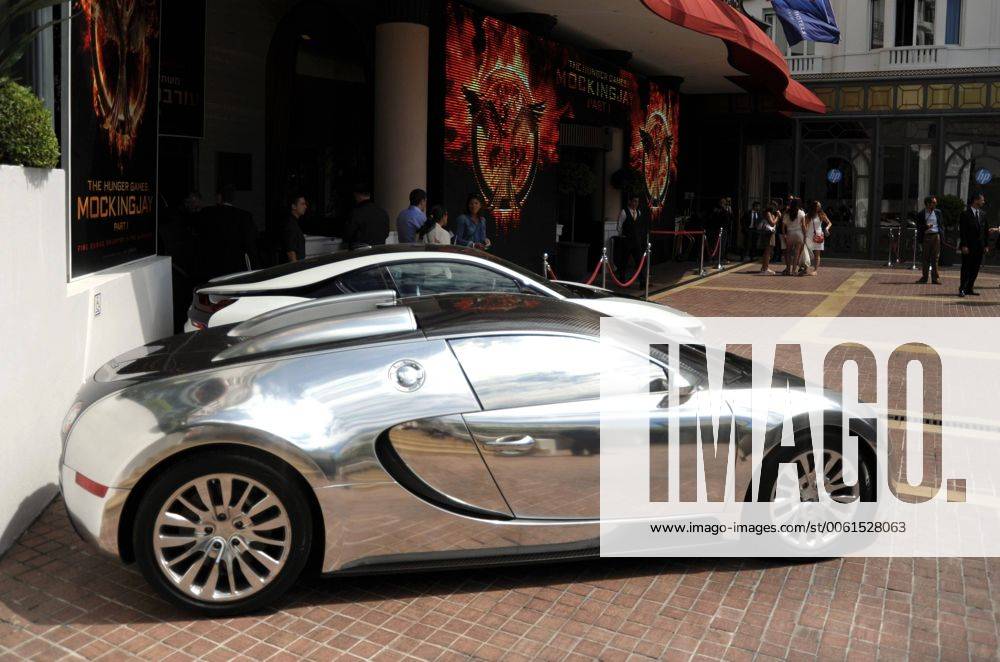 Ein neuer Bugatti in verchromter Optik, dahinter ein neuer BMW i8, vor ...