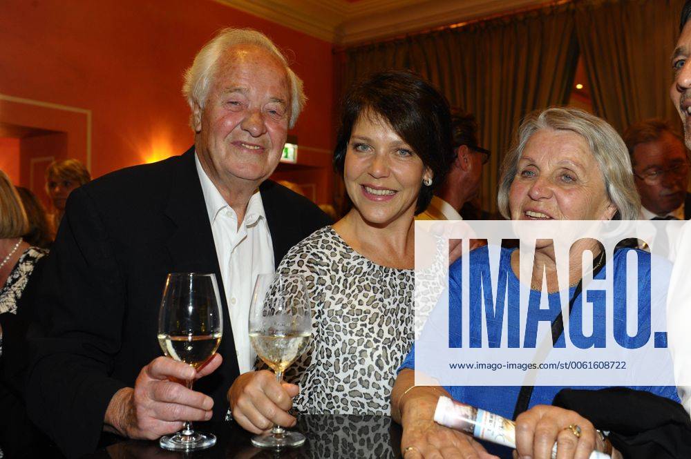 Janina Hartwig mit Freund Reiner Fischer und Eltern Premiere Omma ...
