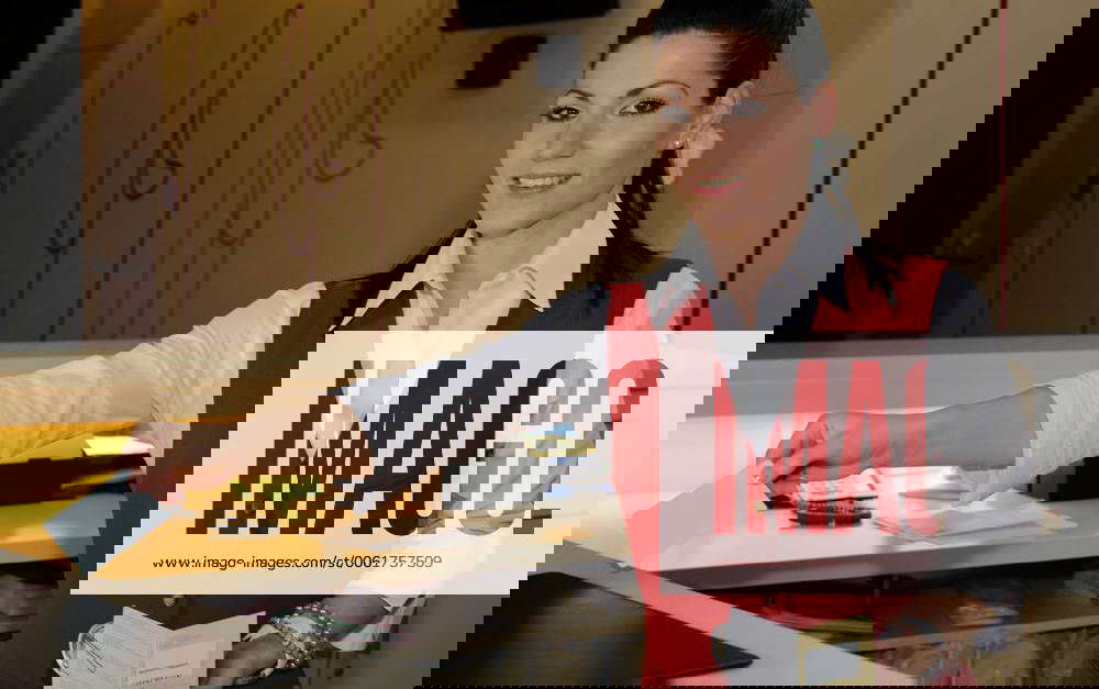 Hotelfachfrau uebergibt die Zimmerkarte Y