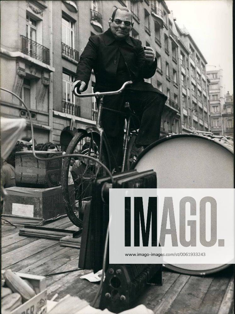 Jun. 06, 1979 - Topless Model for Peter Raba Exhibition