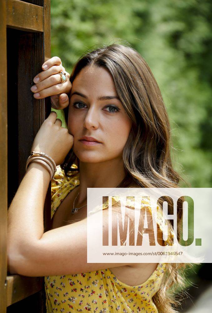 Die Schauspielerin Jennifer NEWRKLA (als Julia Wegener) beim Fototermin zur Staffel der Telenovela