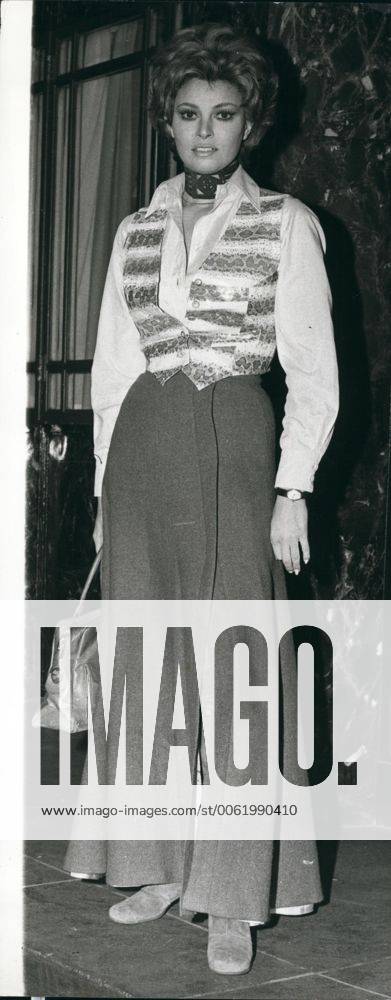 Jan. 01, 1970 - Raquel in Maxi skirt: Film star Raquel Welch wearing a ...