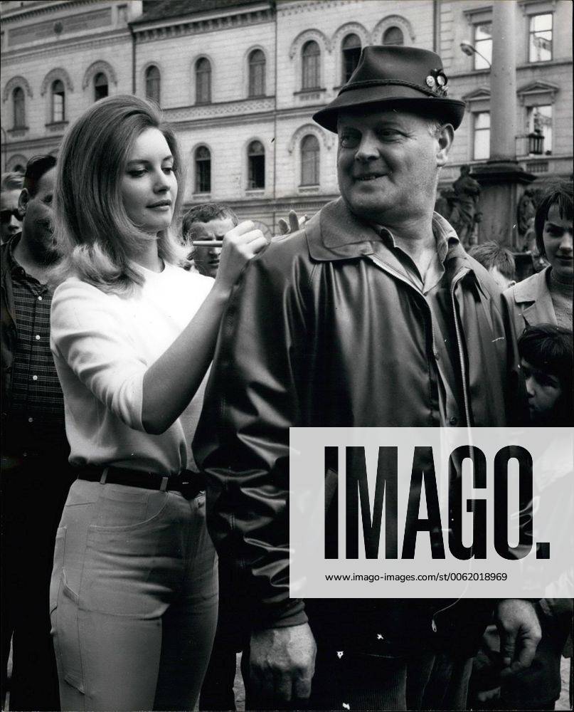 Feb. 26, 2012 - Your Back, Please... German actress Catherine von ...