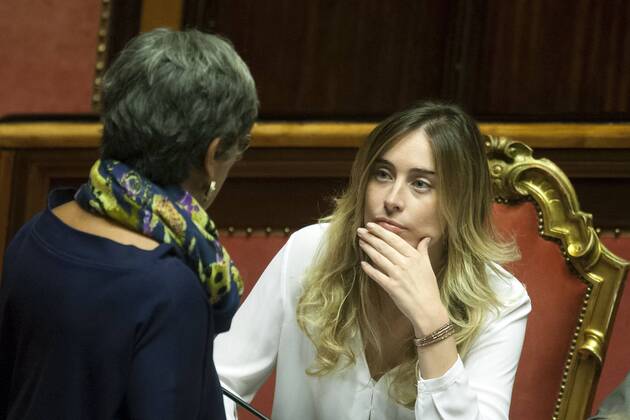 Anna Finocchiaro e Maria Elena Boschi - Debatte zur Verfassungsreform ...