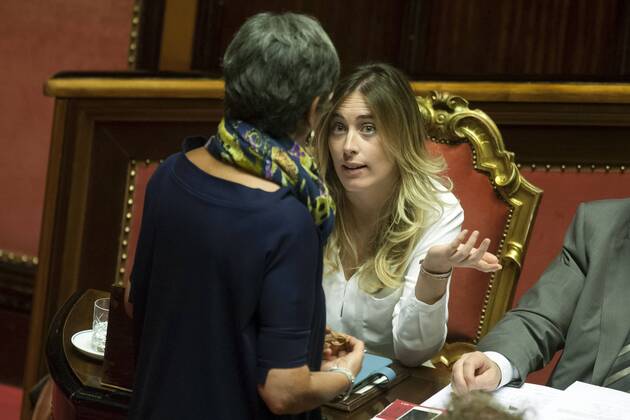 Anna Finocchiaro e Maria Elena Boschi - Debatte zur Verfassungsreform ...