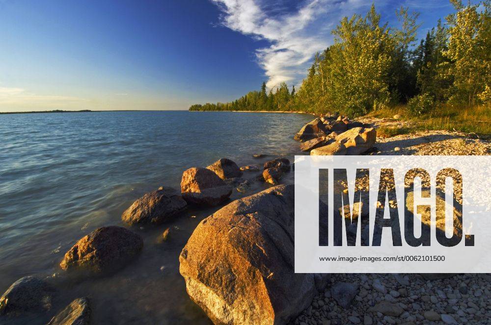 Sunset on shore of Little Limestone Lake, Manitoba, Canada. Y acp