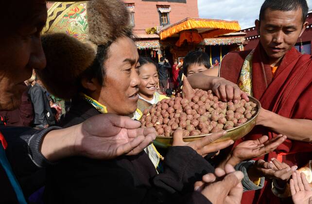 Buddhism followers attend Buddhist activities held by the 11th Panchen ...