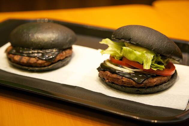 Burger King launches to its menu two kinds of black burgers Kuro ...