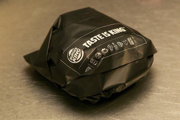 Burger King launches to its menu two kinds of black burgers Kuro ...