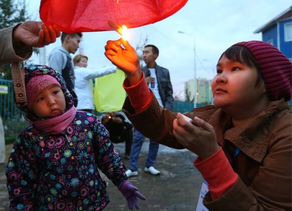 ITAR-TASS: YAKUTSK, RUSSIA. SEPTEMBER 1, 2014. Yakutsk residents greet ...