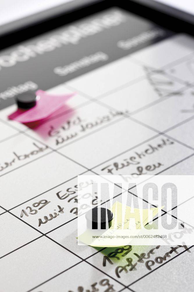 Week schedule plan with coloured Scratch pads, elevated view, close-up