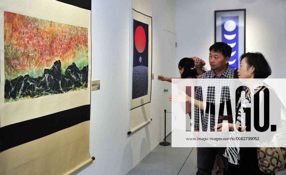 TAIPEI, Oct. 17, 2014 -- Visitors look at works by Chinese brush ...