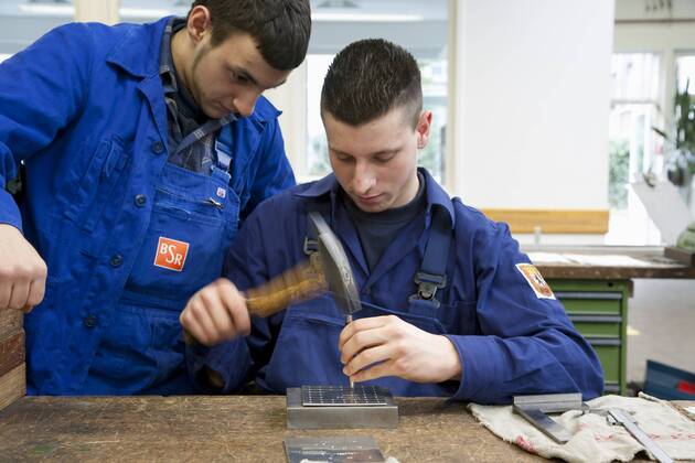 Industriemechaniker-Azubi im BSR-Ausbildungszentrum DEU, Deutschland ...