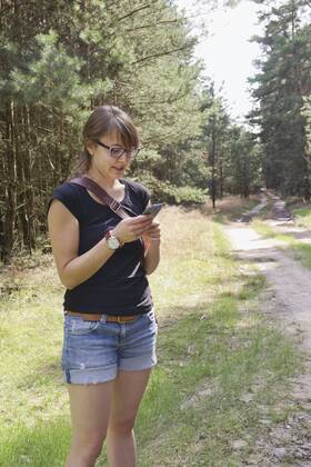 Schatzsucherin Laura Präger auf ihrer Geocaching-Tour durch Brandenburg