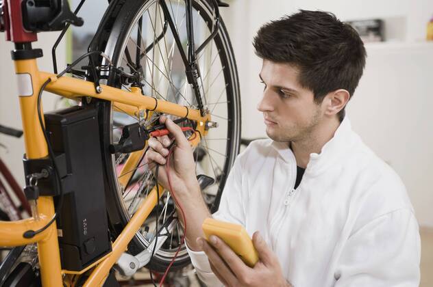 Mechanic testing electric system