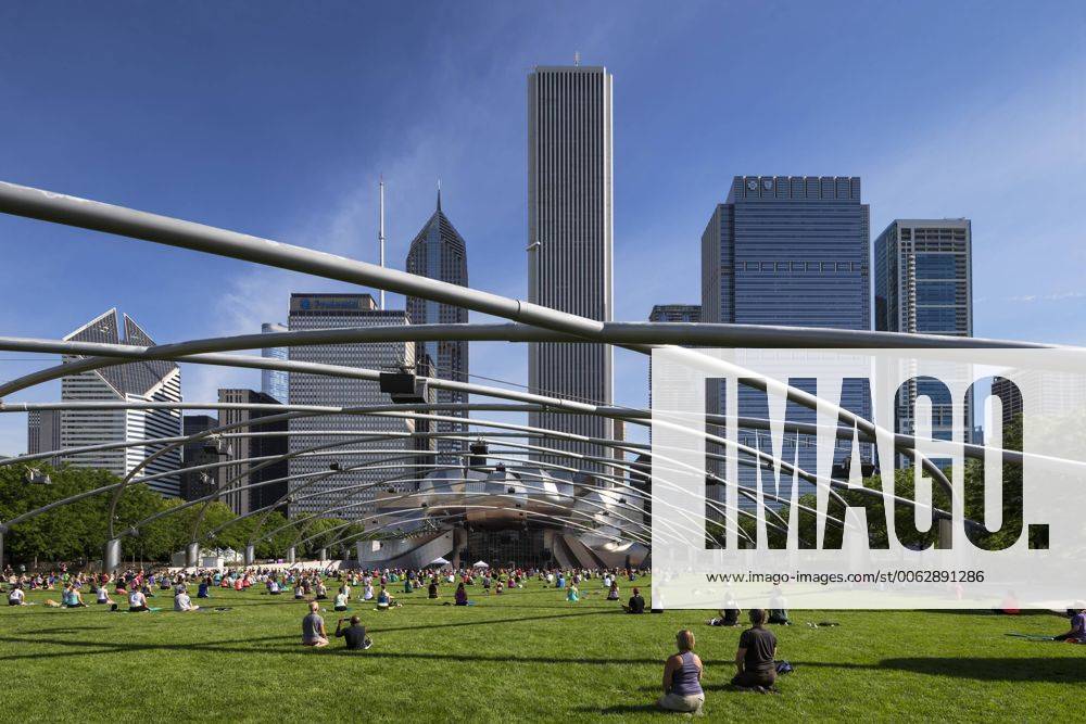 USA, Illinois, Chicago, Millennium Park, early morning exercises at Jay ...