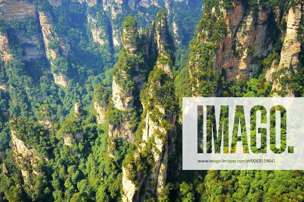 Avatar Berge mit senkrechten Felssäulen aus Quarzsandstein, Zhangjiajie ...