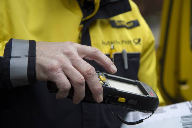 Themenbild - Deutsche Post, DHL, Brieftraeger, Postbote 06.06.2015 ...