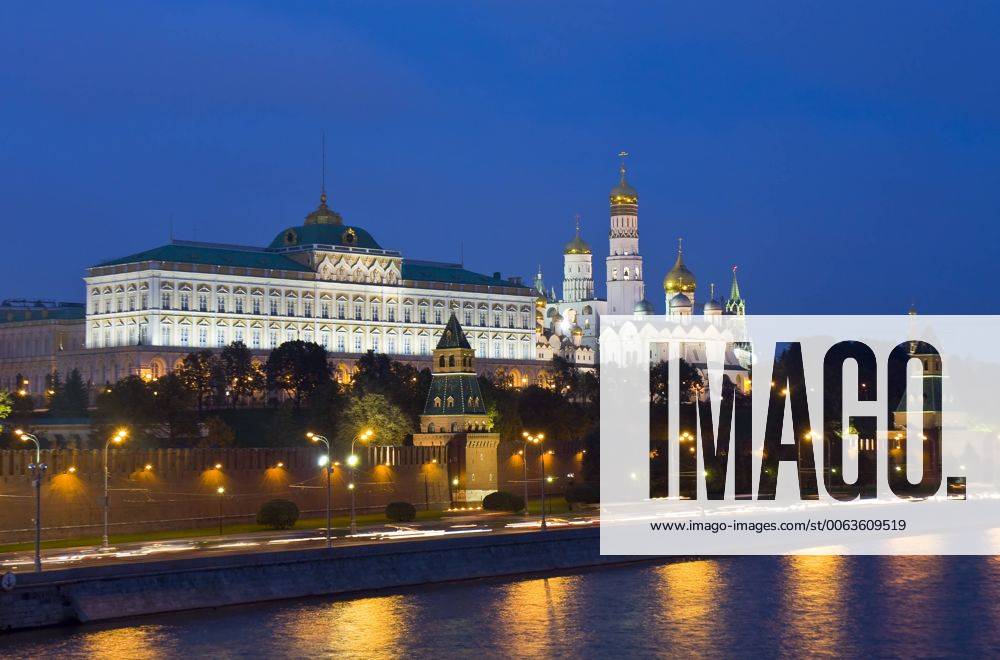 Moskauer Kreml mit Palast und Kathedralen am Fluss Moskwa bei Nacht ...