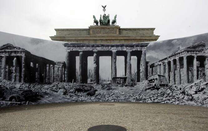 BRANDENBURGER TOR simuliert Kriegsende 1945 - Berlin Vor dem ...