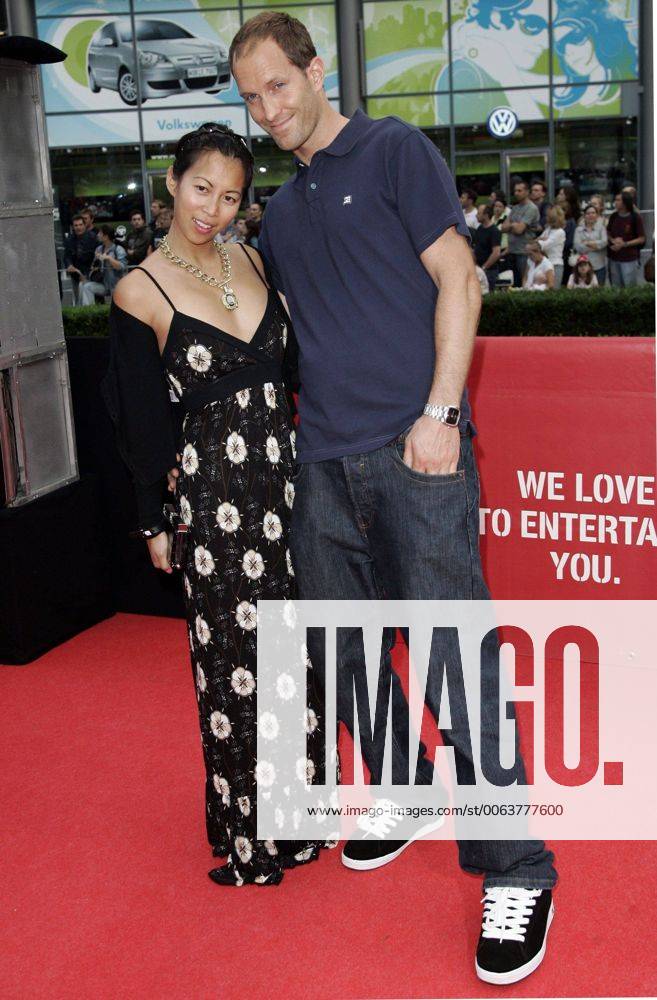 Die Hard 4.0 - Premiere - Berlin Minh Khai Phan Thi and Max Timm attend ...