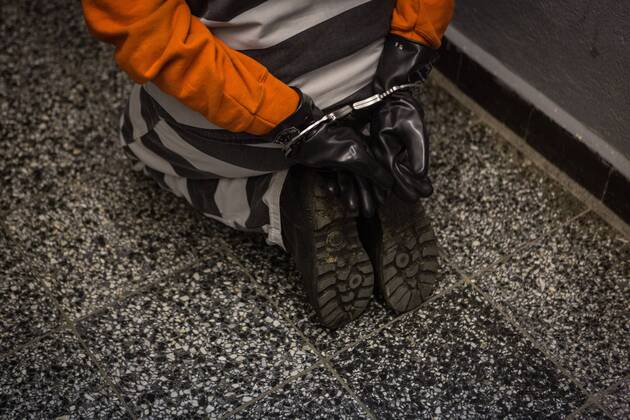 Symbolfoto Gefängnis Handschellen