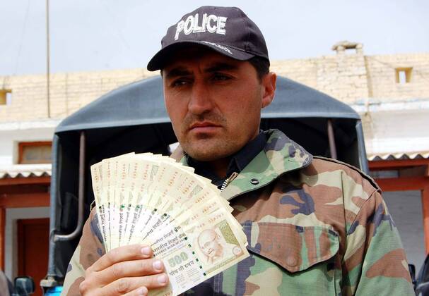 Pakistan - CHAMAN, PAKISTAN, MAR 24: Police officials show the Indian ...