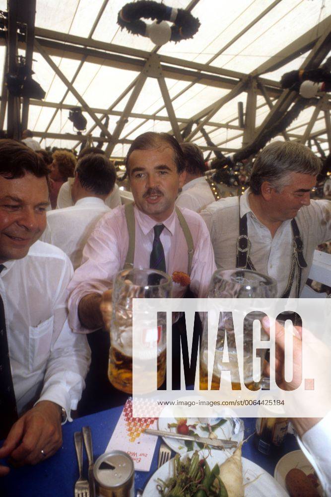 Oktoberfest 1987 in München, Deutschland: Peter Gauweiler (Mitte) neben ...