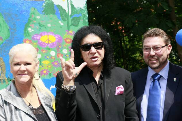 Sheila Lamb und Gene Simmons im Wohnheim Treptow. Kinder, Senioren und ...