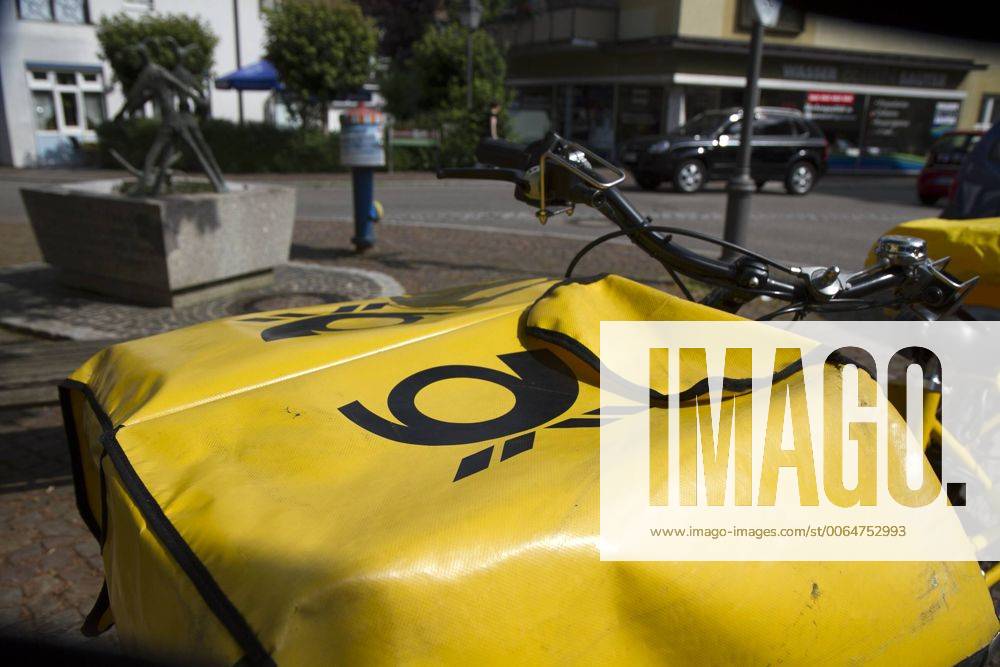 Themenbild - Deutsche Post, DHL, Brieftraeger, Postbote 06.06.2015 ...