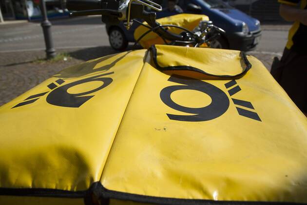 Themenbild - Deutsche Post, DHL, Brieftraeger, Postbote 06.06.2015 ...