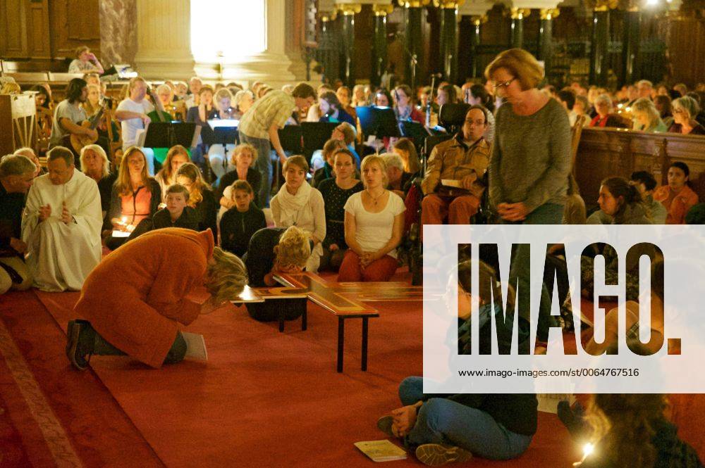 Gebet am Kreuz von Taize bei der Nacht der Lichter der ...