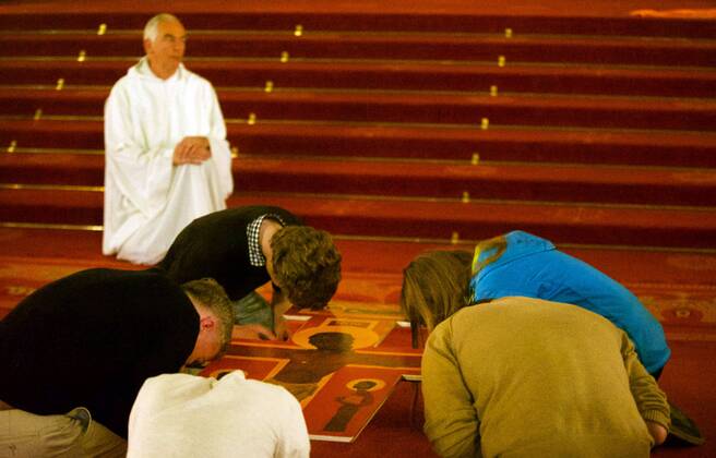 Gebet am Kreuz von Taize bei der Nacht der Lichter der ...