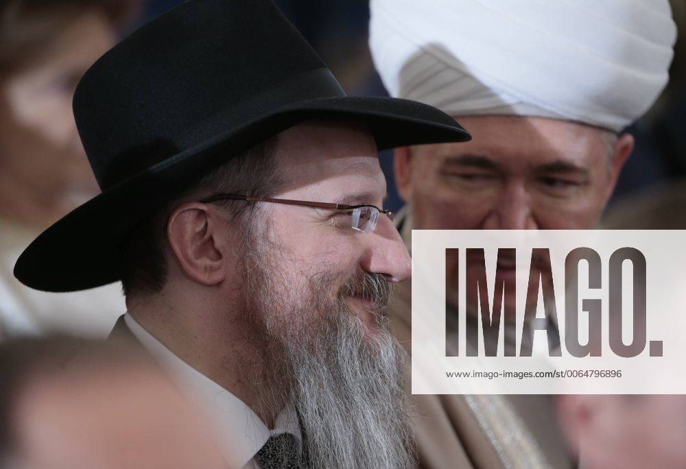 MOSCOW, RUSSIA. JUNE 12, 2015. Russia s Chief Rabbi Berl Lazar (L) and ...