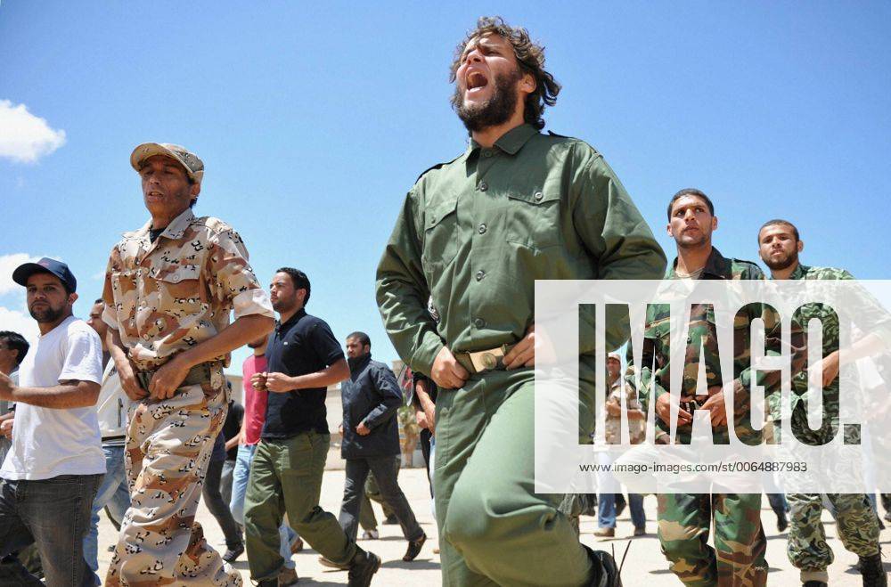 BENGHAZI, Libya - Men hoping to join forces to fight leader Muammar ...