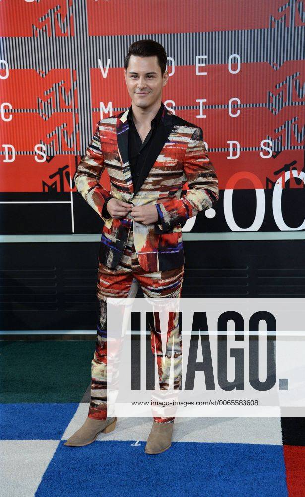 Actor Michael J. Willett arrives on the red carpet for the 32nd annual ...