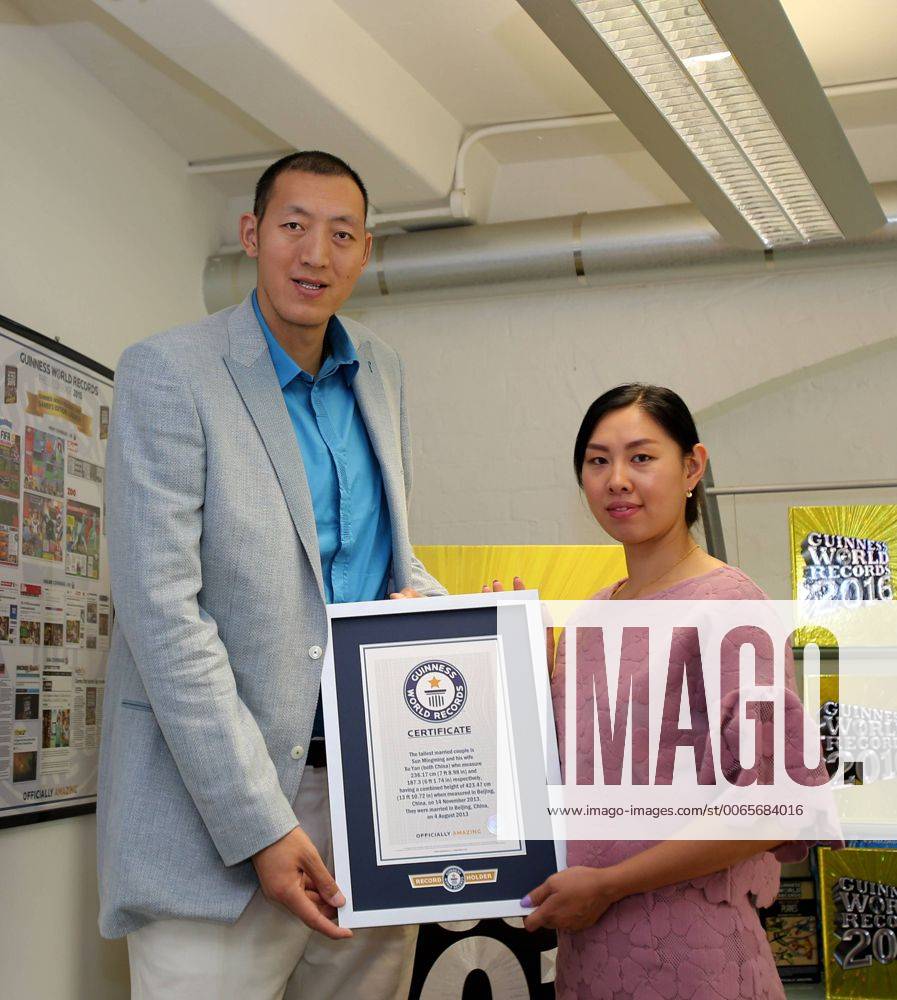 (150910) -- Sept. 10, 2015 -- China s Sun Mingming and his wife Xu Yan pose for a photo during