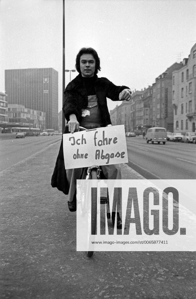 Der deutsche Sänger und Komponist Henner Hoier auf dem Fahrrad ...