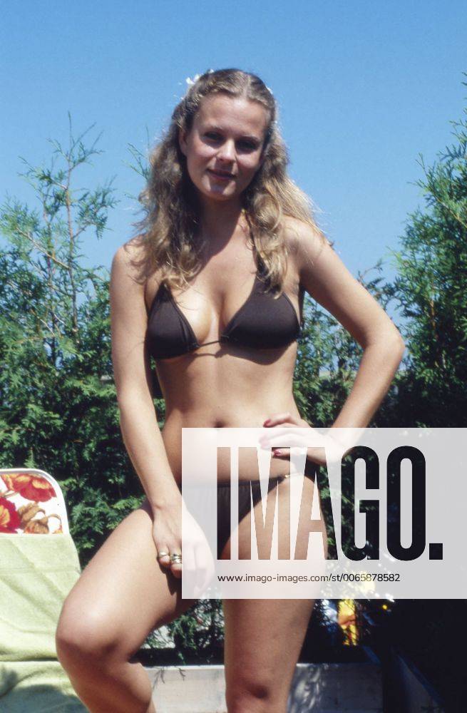 Die deutsche Schauspielerin Andrea L Arronge im Bikini, Deutschland 1970er Jahre. German actress