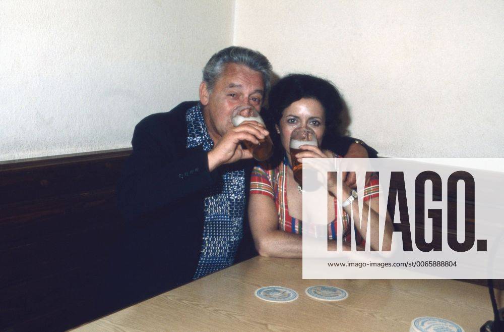 Der bayerische Volksschauspieler und Sänger Maxl Graf mit Sängerin ...