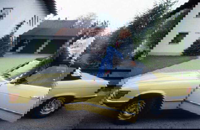 Die deutsche Schauspielerin Christiane Rücker mit einem Mercedes Benz ...