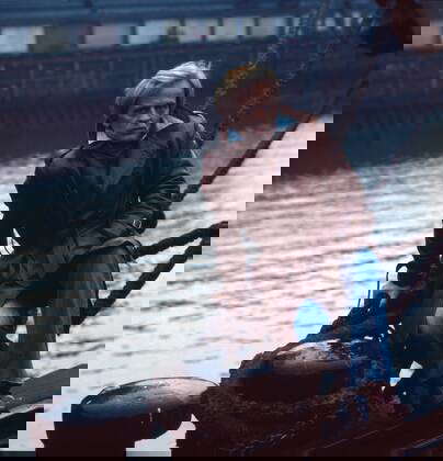 Der deutsche Schauspieler Klaus Kinski bei einem Fotoshooting im Hafen ...