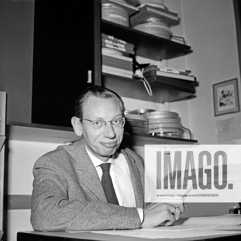 Der deutsche Fernsehjournalist Thilo Koch am Schreibtisch, Deutschland 1960er Jahre. German TV