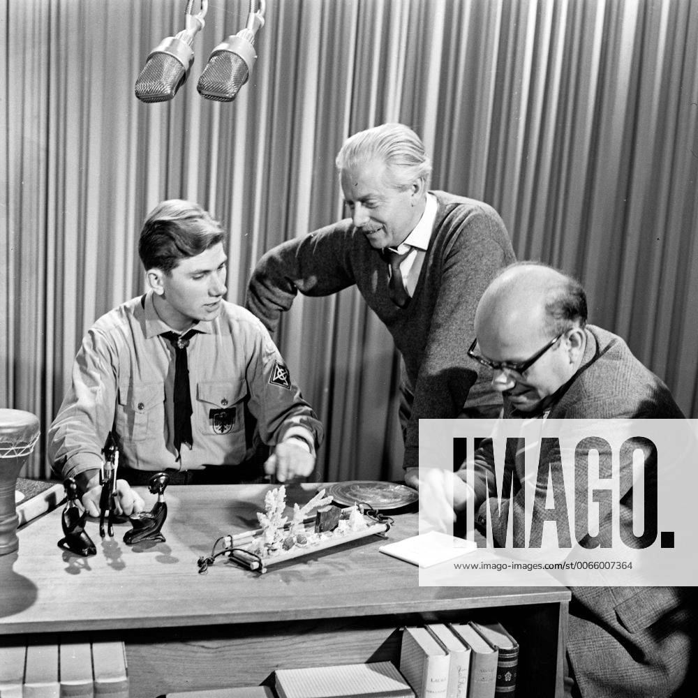 Der deutsche Pfadfinder Helfried Weyer (links) erläutert ...